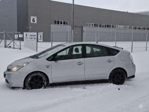 Pelēks Toyota Prius 2006 Plungė, ar dzinēja tilpumu 1.50 L un nobraukumu 395 tūkst. km par 2500 €, foto 2 vietnē AUTOMOTO.COM.LV