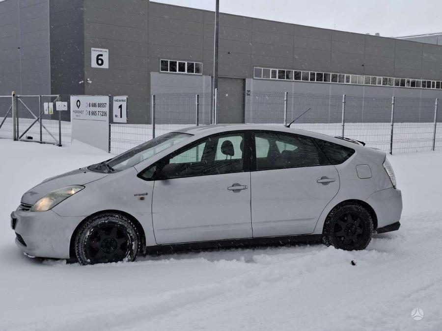 Pelēks Toyota Prius 2006 Plungė, ar dzinēja tilpumu 1.50 L un nobraukumu 395 tūkst. km par 2500 €, foto 2 vietnē AUTOMOTO.COM.LV