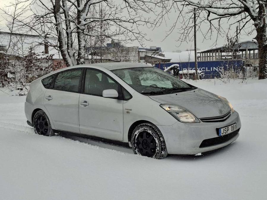 Pelēks Toyota Prius 2006 Plungė, ar dzinēja tilpumu 1.50 L un nobraukumu 395 tūkst. km par 2500 €, foto 7 vietnē AUTOMOTO.COM.LV