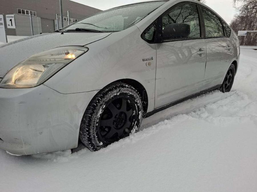 Pelēks Toyota Prius 2006 Plungė, ar dzinēja tilpumu 1.50 L un nobraukumu 395 tūkst. km par 2500 €, foto 8 vietnē AUTOMOTO.COM.LV