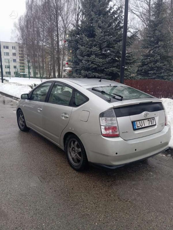 Grey Toyota Prius 2006 in Vilnius, with an engine capacity of 1.50 L and mileage of 227 thousand km for 2300 €, photo 1 on AUTOMOTO.COM.LV