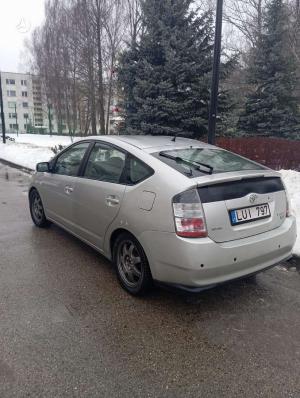 Pelēks Toyota Prius 2006 Viļņa, ar dzinēja tilpumu 1.50 L un nobraukumu 227 tūkst. km par 2300 €, foto  vietnē AUTOMOTO.COM.LV