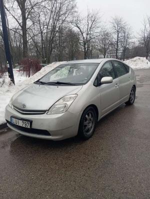 Pelēks Toyota Prius 2006 Viļņa, ar dzinēja tilpumu 1.50 L un nobraukumu 227 tūkst. km par 2300 €, foto 2 vietnē AUTOMOTO.COM.LV