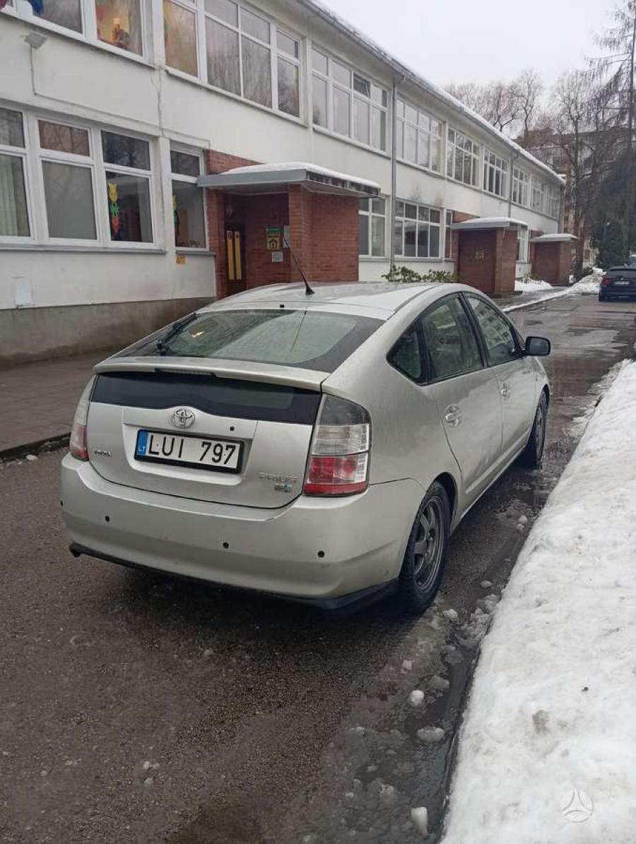 Pelēks Toyota Prius 2006 Viļņa, ar dzinēja tilpumu 1.50 L un nobraukumu 227 tūkst. km par 2300 €, foto 4 vietnē AUTOMOTO.COM.LV