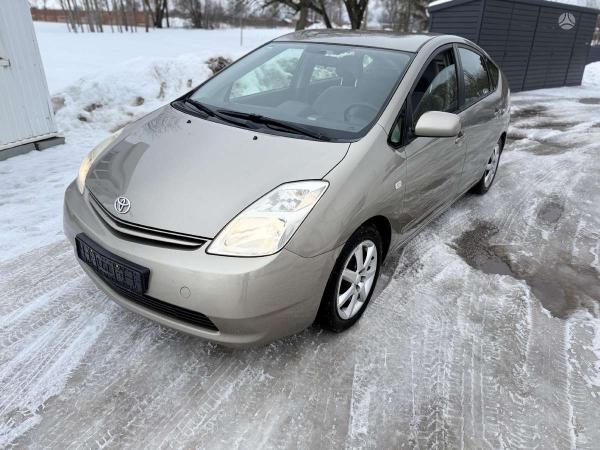 Grey Toyota Prius 2006 in Ukmerge, with an engine capacity of 1.50 L and mileage of 300 thousand km for 3200 €, photo 1 on AUTOMOTO.COM.LV