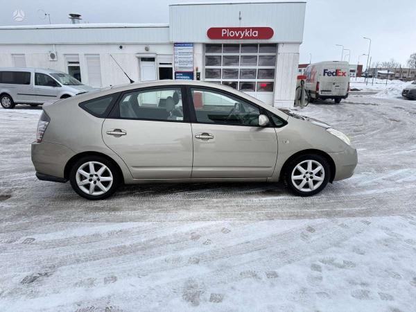Grey Toyota Prius 2006 in Ukmerge, with an engine capacity of 1.50 L and mileage of 300 thousand km for 3200 €, photo 4 on AUTOMOTO.COM.LV