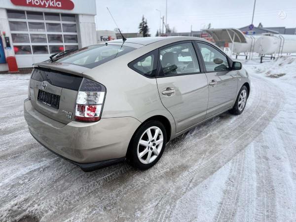 Grey Toyota Prius 2006 in Ukmerge, with an engine capacity of 1.50 L and mileage of 300 thousand km for 3200 €, photo 5 on AUTOMOTO.COM.LV