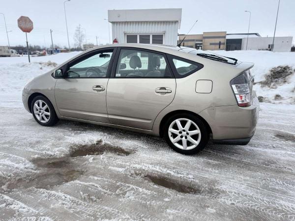 Grey Toyota Prius 2006 in Ukmerge, with an engine capacity of 1.50 L and mileage of 300 thousand km for 3200 €, photo 7 on AUTOMOTO.COM.LV