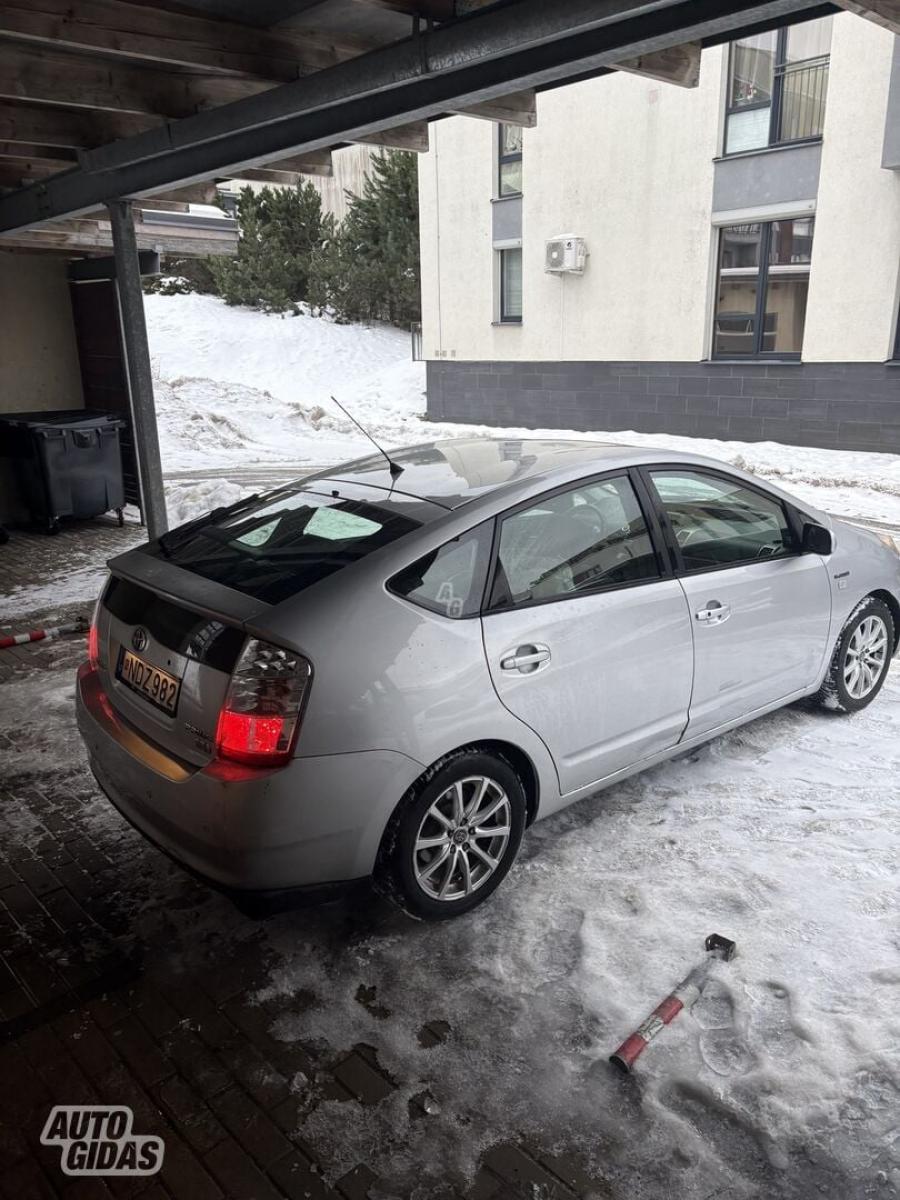 Grey Toyota Prius 2006 in Vilnius, with an engine capacity of 1.50 L and mileage of 255 thousand km for 2950 €, photo 3 on AUTOMOTO.COM.LV
