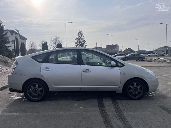 Pelēks Toyota Prius 2006 Kretinga, ar dzinēja tilpumu 1.50 L un nobraukumu 300 tūkst. km par 4100 €, foto 4 vietnē AUTOMOTO.COM.LV