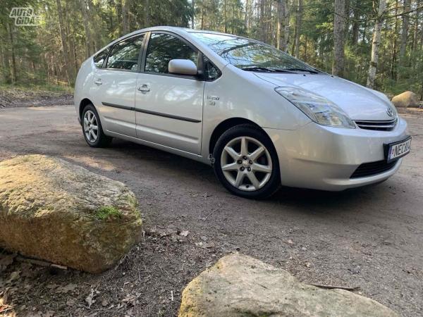 Pelēks Toyota Prius 2006 Viļņa, ar dzinēja tilpumu 1.50 L un nobraukumu 273 tūkst. km par 4200 €, foto 3 vietnē AUTOMOTO.COM.LV