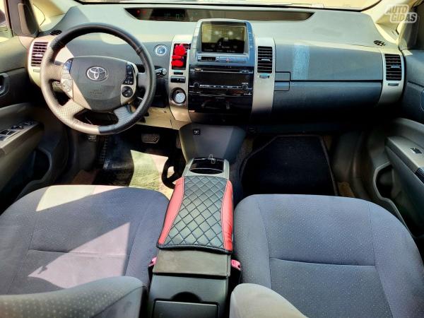 Grey Toyota Prius 2006 in Vilnius, with an engine capacity of 1.50 L and mileage of 450 thousand km for 2850 €, photo 3 on AUTOMOTO.COM.LV