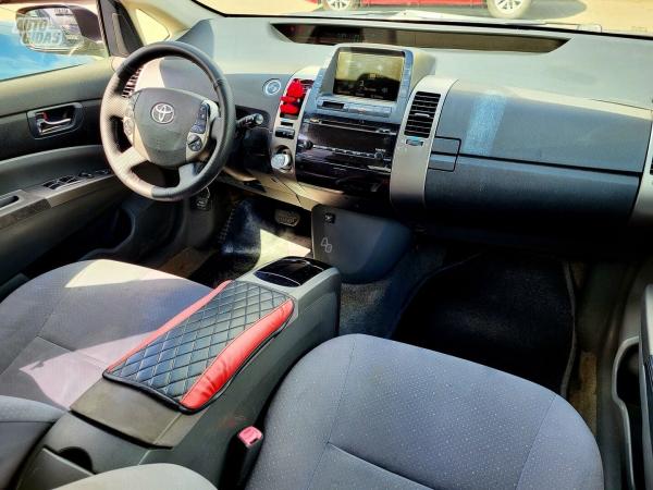 Grey Toyota Prius 2006 in Vilnius, with an engine capacity of 1.50 L and mileage of 450 thousand km for 2850 €, photo 8 on AUTOMOTO.COM.LV