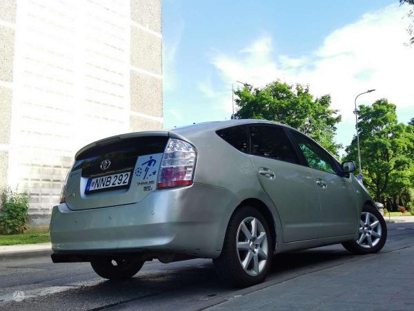Grey Toyota Prius 2006 in Vilnius, with an engine capacity of 1.50 L and mileage of 330 thousand km for 2100 €, photo 3 on AUTOMOTO.COM.LV