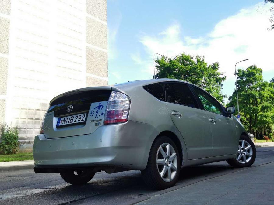 Grey Toyota Prius 2006 in Vilnius, with an engine capacity of 1.50 L and mileage of 300 thousand km for 1990 €, photo 1 on AUTOMOTO.COM.LV