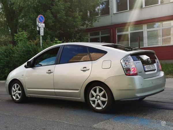 Grey Toyota Prius 2006 in Vilnius, with an engine capacity of 1.50 L and mileage of 300 thousand km for 1990 €, photo 3 on AUTOMOTO.COM.LV