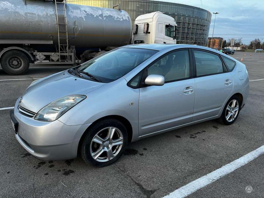 Pelēks Toyota Prius 2006 Šauļi, ar dzinēja tilpumu 1.50 L un nobraukumu 305 tūkst. km par 3490 €, foto 1 vietnē AUTOMOTO.COM.LV