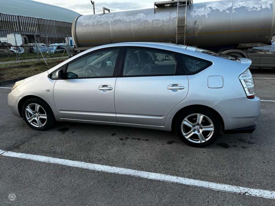 Pelēks Toyota Prius 2006 Šauļi, ar dzinēja tilpumu 1.50 L un nobraukumu 305 tūkst. km par 3490 €, foto 3 vietnē AUTOMOTO.COM.LV