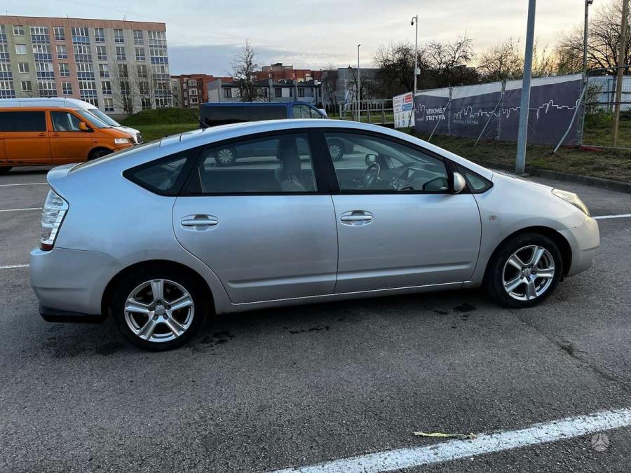 Pelēks Toyota Prius 2006 Šauļi, ar dzinēja tilpumu 1.50 L un nobraukumu 305 tūkst. km par 3490 €, foto 5 vietnē AUTOMOTO.COM.LV