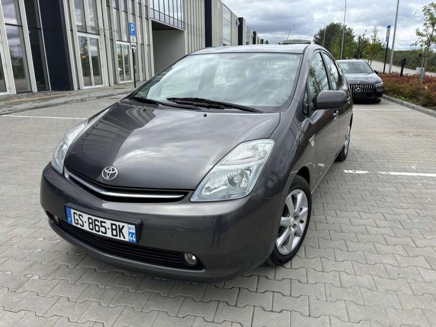 Pelēks Toyota Prius 2006 Viļņa, ar dzinēja tilpumu 1.50 L un nobraukumu 323 tūkst. km par 3750 €, foto 4 vietnē AUTOMOTO.COM.LV
