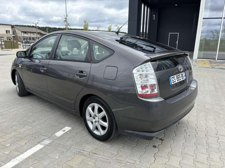 Pelēks Toyota Prius 2006 Viļņa, ar dzinēja tilpumu 1.50 L un nobraukumu 323 tūkst. km par 3750 €, foto 5 vietnē AUTOMOTO.COM.LV