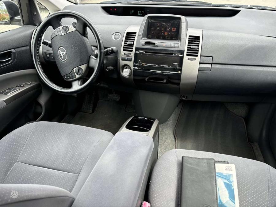 Pelēks Toyota Prius 2006 Viļņa, ar dzinēja tilpumu 1.50 L un nobraukumu 323 tūkst. km par 3750 €, foto 9 vietnē AUTOMOTO.COM.LV