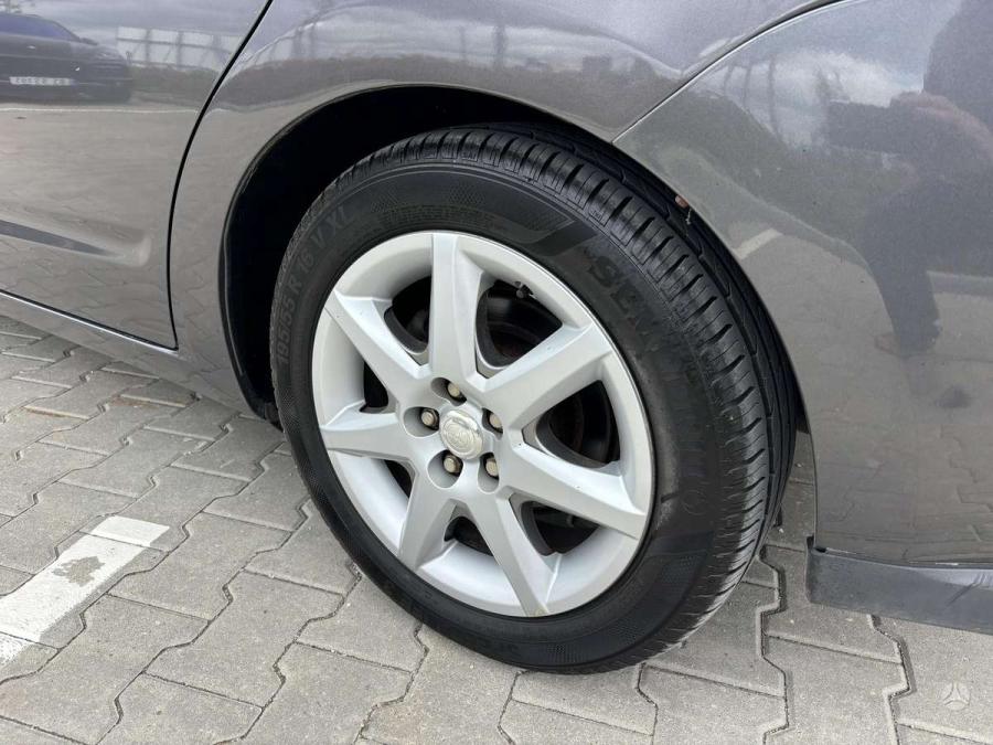 Pelēks Toyota Prius 2006 Viļņa, ar dzinēja tilpumu 1.50 L un nobraukumu 323 tūkst. km par 3750 €, foto 12 vietnē AUTOMOTO.COM.LV