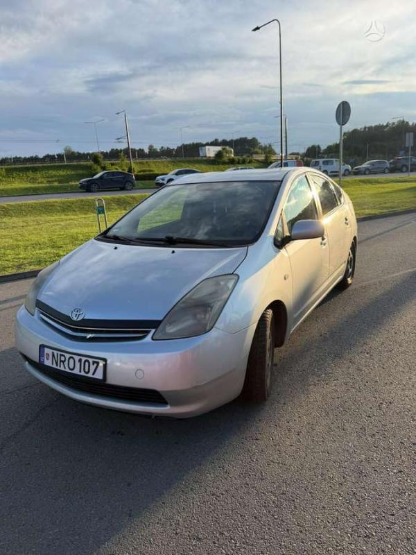 Pelēks Toyota Prius 2006 Viļņa, ar dzinēja tilpumu 1.50 L un nobraukumu 361 tūkst. km par 2750 €, foto 1 vietnē AUTOMOTO.COM.LV