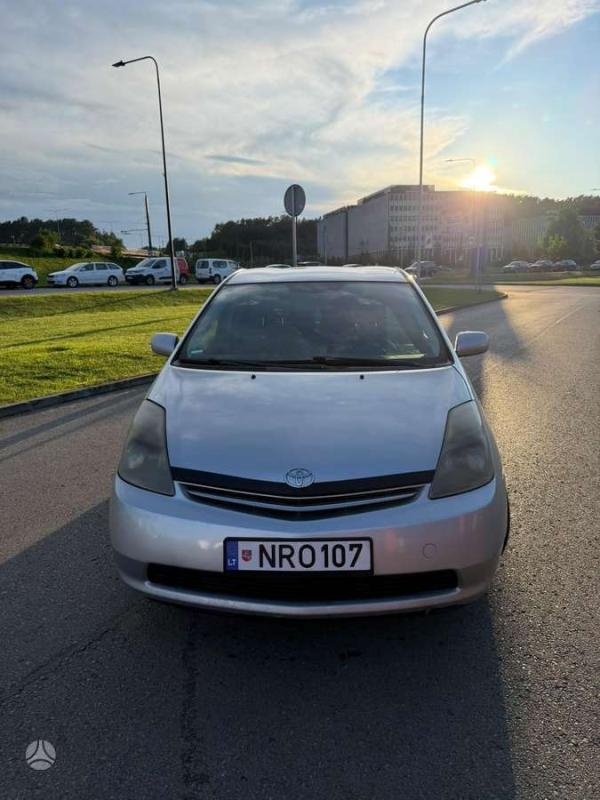 Pelēks Toyota Prius 2006 Viļņa, ar dzinēja tilpumu 1.50 L un nobraukumu 361 tūkst. km par 2750 €, foto 2 vietnē AUTOMOTO.COM.LV