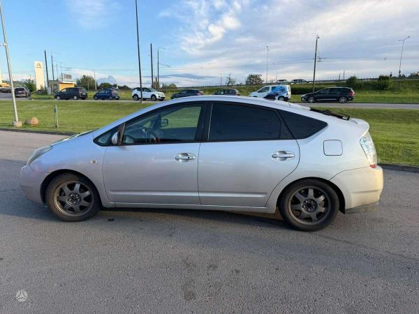 Pelēks Toyota Prius 2006 Viļņa, ar dzinēja tilpumu 1.50 L un nobraukumu 361 tūkst. km par 2750 €, foto 3 vietnē AUTOMOTO.COM.LV