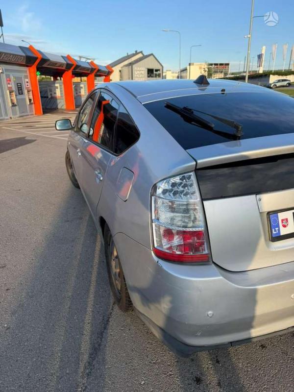 Pelēks Toyota Prius 2006 Viļņa, ar dzinēja tilpumu 1.50 L un nobraukumu 361 tūkst. km par 2750 €, foto 4 vietnē AUTOMOTO.COM.LV