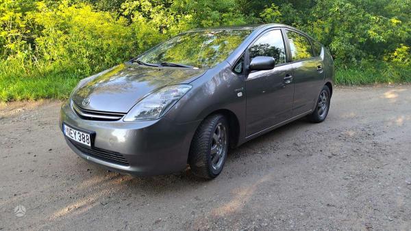 Pelēks Toyota Prius 2006 Viļņa, ar dzinēja tilpumu 1.50 L un nobraukumu 350 tūkst. km par 3200 €, foto 1 vietnē AUTOMOTO.COM.LV