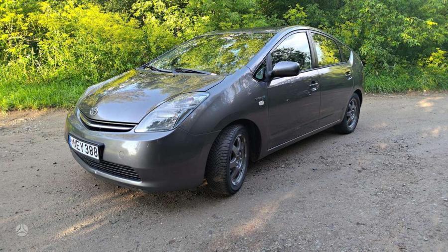 Grey Toyota Prius 2006 in Vilnius, with an engine capacity of 1.50 L and mileage of 350 thousand km for 3200 €, photo 1 on AUTOMOTO.COM.LV