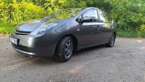 Grey Toyota Prius 2006 in Vilnius, with an engine capacity of 1.50 L and mileage of 350 thousand km for 3200 €, photo 3 on AUTOMOTO.COM.LV