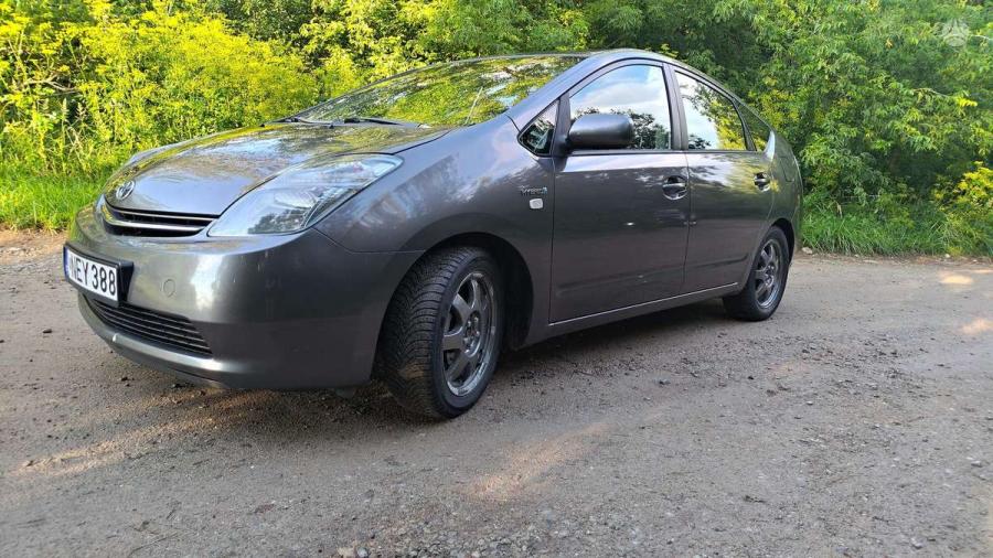 Grey Toyota Prius 2006 in Vilnius, with an engine capacity of 1.50 L and mileage of 350 thousand km for 3200 €, photo 3 on AUTOMOTO.COM.LV