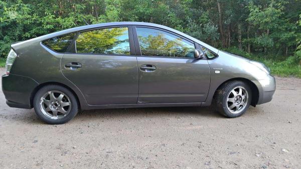 Pelēks Toyota Prius 2006 Viļņa, ar dzinēja tilpumu 1.50 L un nobraukumu 350 tūkst. km par 3200 €, foto 4 vietnē AUTOMOTO.COM.LV
