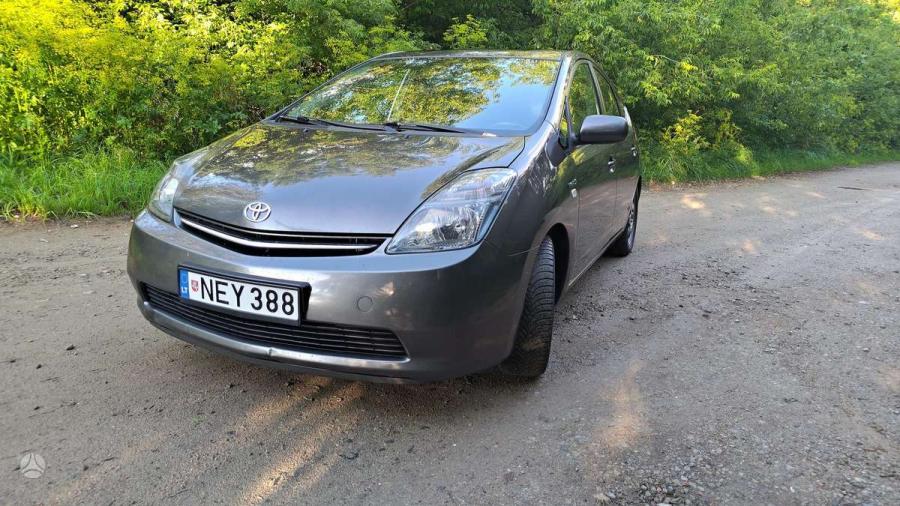 Grey Toyota Prius 2006 in Vilnius, with an engine capacity of 1.50 L and mileage of 350 thousand km for 3200 €, photo 7 on AUTOMOTO.COM.LV