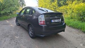 Grey Toyota Prius 2006 in Vilnius, with an engine capacity of 1.50 L and mileage of 350 thousand km for 3200 €, photo 8 on AUTOMOTO.COM.LV
