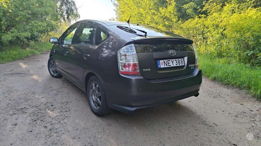 Grey Toyota Prius 2006 in Vilnius, with an engine capacity of 1.50 L and mileage of 350 thousand km for 3200 €, photo 8 on AUTOMOTO.COM.LV