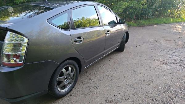 Pelēks Toyota Prius 2006 Viļņa, ar dzinēja tilpumu 1.50 L un nobraukumu 350 tūkst. km par 3200 €, foto 8 vietnē AUTOMOTO.COM.LV