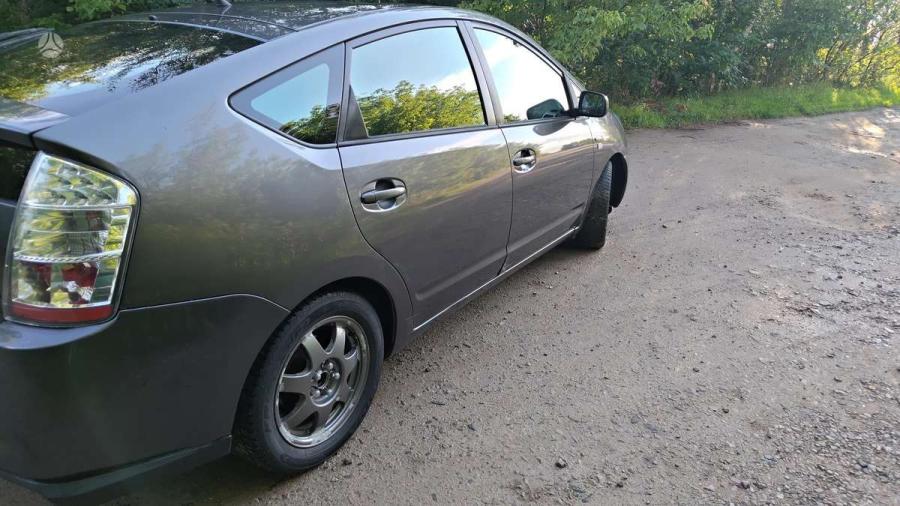 Grey Toyota Prius 2006 in Vilnius, with an engine capacity of 1.50 L and mileage of 350 thousand km for 3200 €, photo 9 on AUTOMOTO.COM.LV