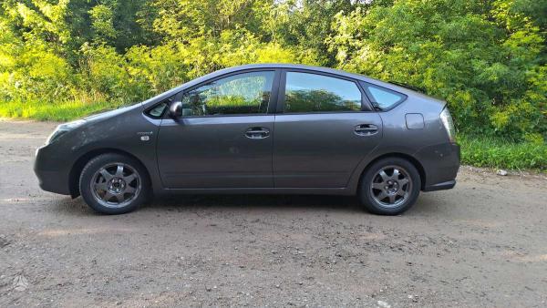 Pelēks Toyota Prius 2006 Viļņa, ar dzinēja tilpumu 1.50 L un nobraukumu 350 tūkst. km par 3200 €, foto 9 vietnē AUTOMOTO.COM.LV