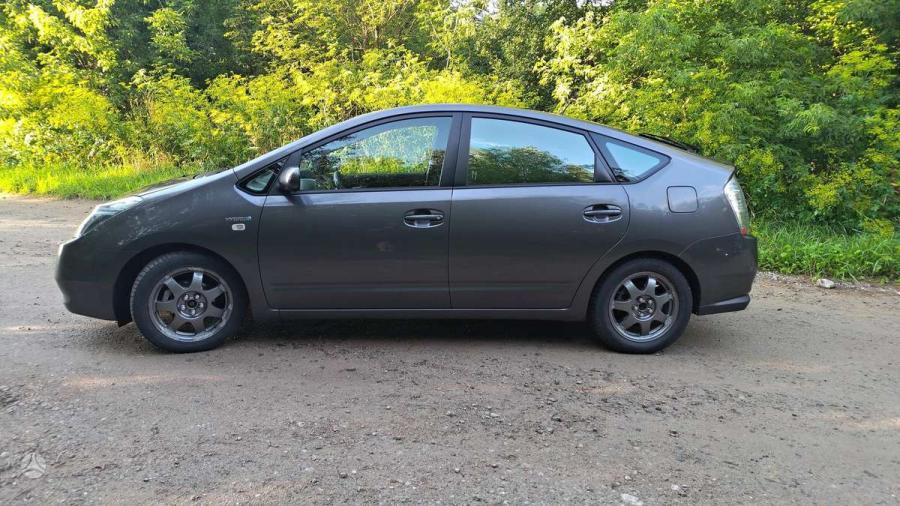 Grey Toyota Prius 2006 in Vilnius, with an engine capacity of 1.50 L and mileage of 350 thousand km for 3200 €, photo 10 on AUTOMOTO.COM.LV