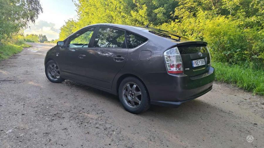 Grey Toyota Prius 2006 in Vilnius, with an engine capacity of 1.50 L and mileage of 350 thousand km for 3200 €, photo 12 on AUTOMOTO.COM.LV