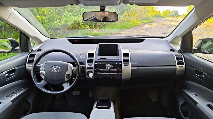 Grey Toyota Prius 2006 in Vilnius, with an engine capacity of 1.50 L and mileage of 350 thousand km for 3200 €, photo 16 on AUTOMOTO.COM.LV