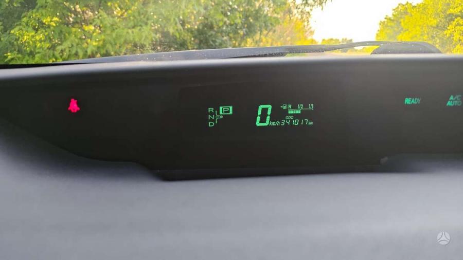 Grey Toyota Prius 2006 in Vilnius, with an engine capacity of 1.50 L and mileage of 350 thousand km for 3200 €, photo 20 on AUTOMOTO.COM.LV