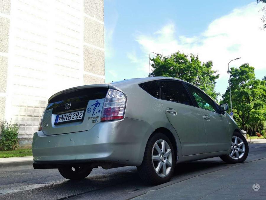 Grey Toyota Prius 2006 in Vilnius, with an engine capacity of 1.50 L and mileage of 300 thousand km for 1950 €, photo 1 on AUTOMOTO.COM.LV