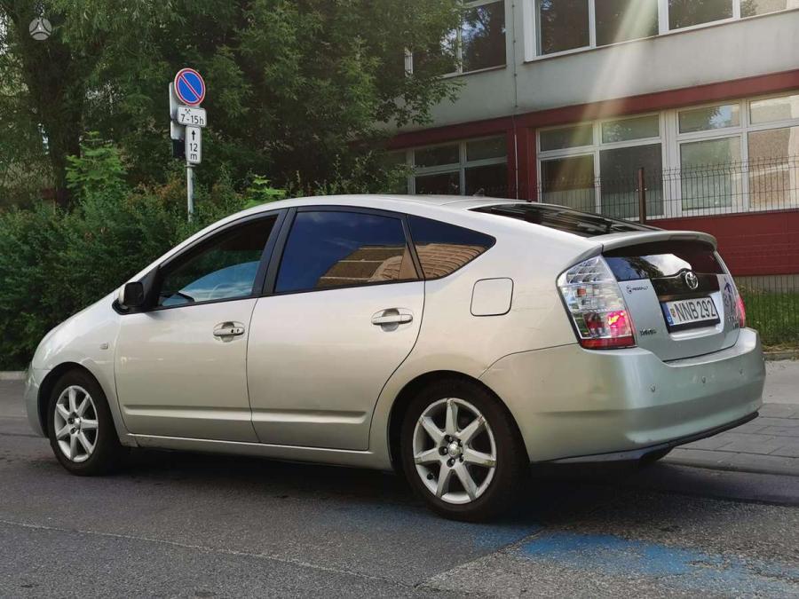 Grey Toyota Prius 2006 in Vilnius, with an engine capacity of 1.50 L and mileage of 300 thousand km for 1950 €, photo 4 on AUTOMOTO.COM.LV