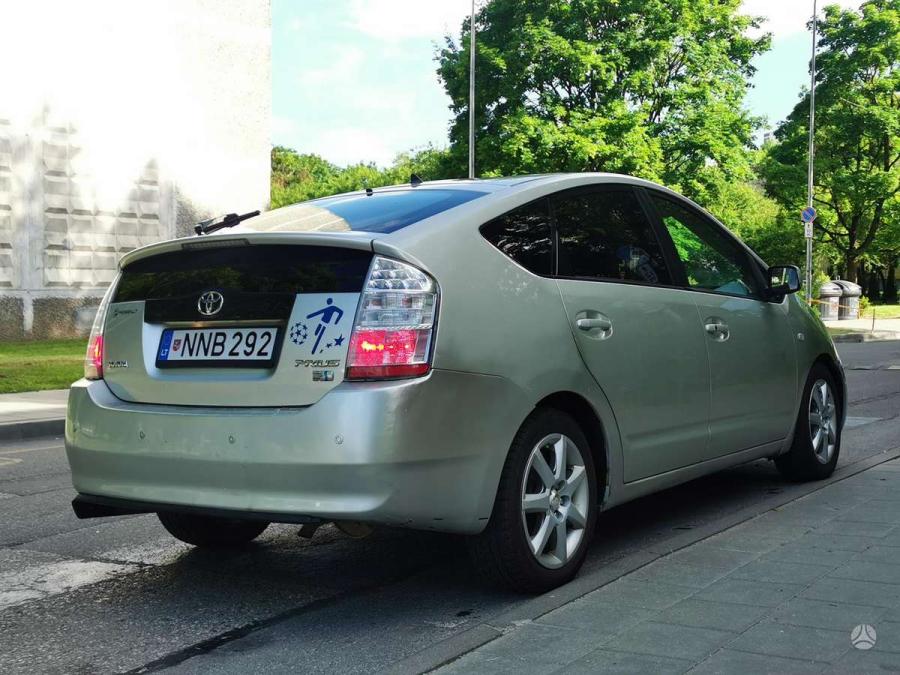 Grey Toyota Prius 2006 in Vilnius, with an engine capacity of 1.50 L and mileage of 300 thousand km for 1950 €, photo 5 on AUTOMOTO.COM.LV