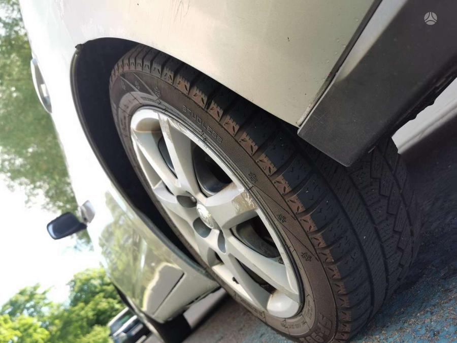 Grey Toyota Prius 2006 in Vilnius, with an engine capacity of 1.50 L and mileage of 300 thousand km for 1950 €, photo 12 on AUTOMOTO.COM.LV